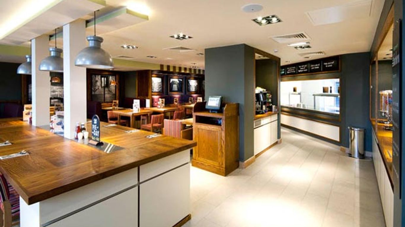 Premier Inn Edinburgh City Centre (Princess Street) เริ่มต้นที่ ฿3,498 ...